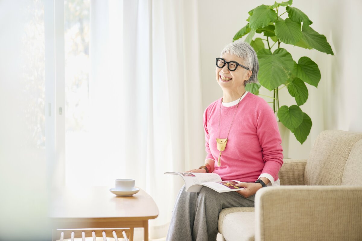 60代「好きだった服が似合わなくなる」悩みから解放。1枚のピンクのニットがきっかけに | ESSEonline（エッセ オンライン）