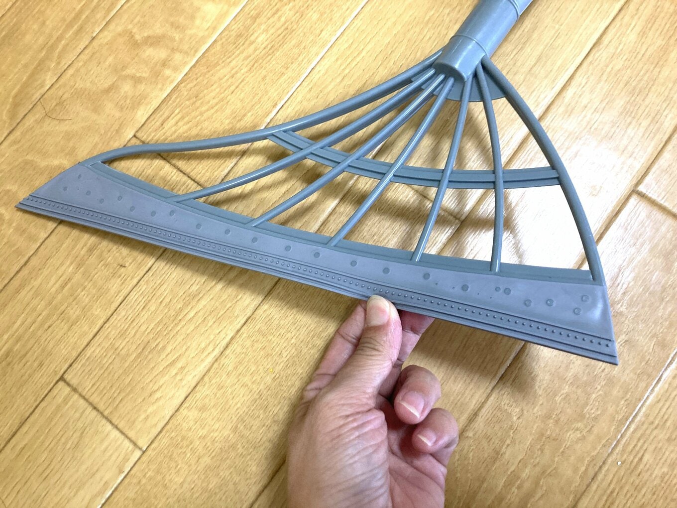 ダイソー220円「マルチ万能ほうき」で掃除が快適に。家じゅうピカピカ、梅雨にも便利 | ESSEonline（エッセ オンライン）