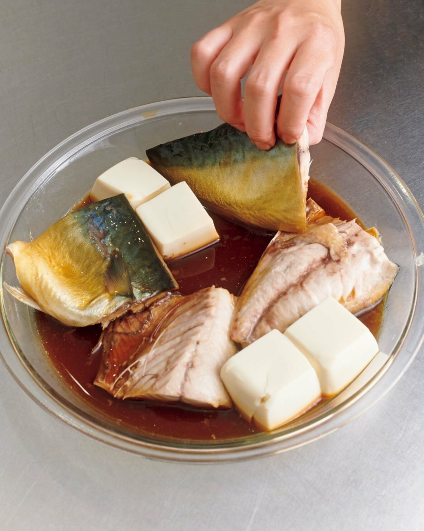 [写真](1ページ目)山本ゆりさんの「世界一簡単な煮魚」。難しそうな和食も電子レンジでOK | ESSEonline（エッセ オンライン）