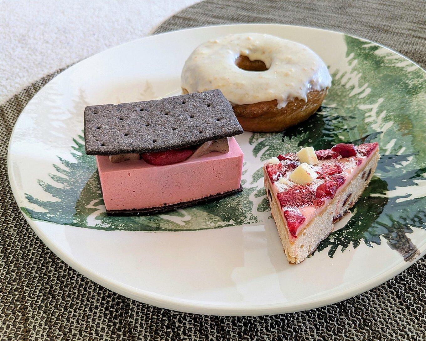 [写真](1ページ目)スタバのクリスマス、今年のおすすめは？ビジュ爆発スイーツ、手頃なグッズも | ESSEonline（エッセ オンライン）