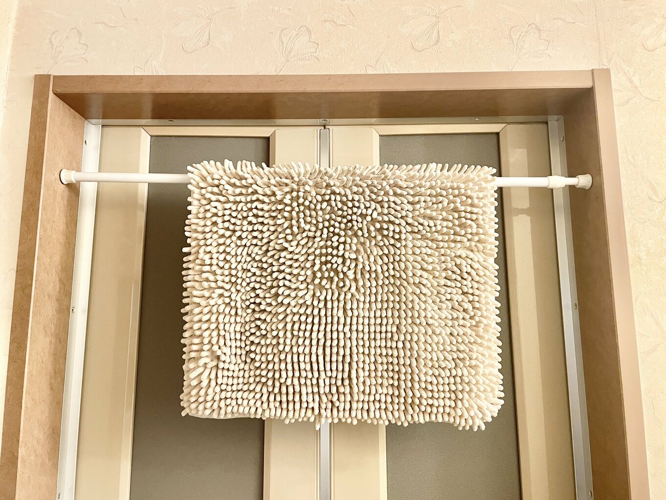 [写真](1ページ目)110円「つっぱり棒」のすごテク。狭い洗面所のすき間が収納スペースに：11月に読みたい記事 | ESSEonline（エッセ オンライン）