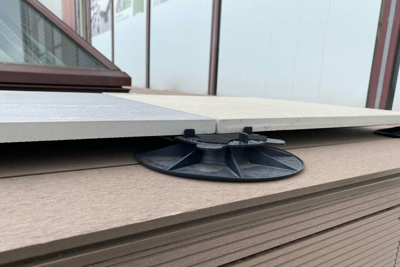 LDKとつながるフラットなデッキがある間取り。晴れた日はカフェ気分を満喫 | ESSEonline（エッセ オンライン）