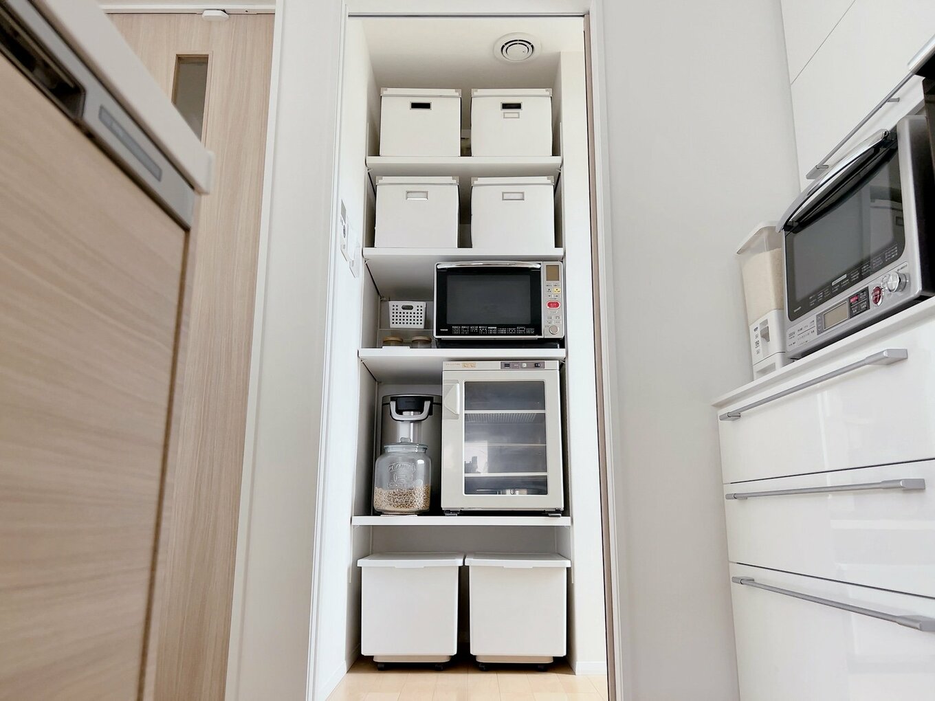[写真](1ページ目)1.5畳のパントリーの中に、サブ調理家電や床暖リモコンも。生活感が隠せる＆使いやすい | ESSEonline（エッセ オンライン）