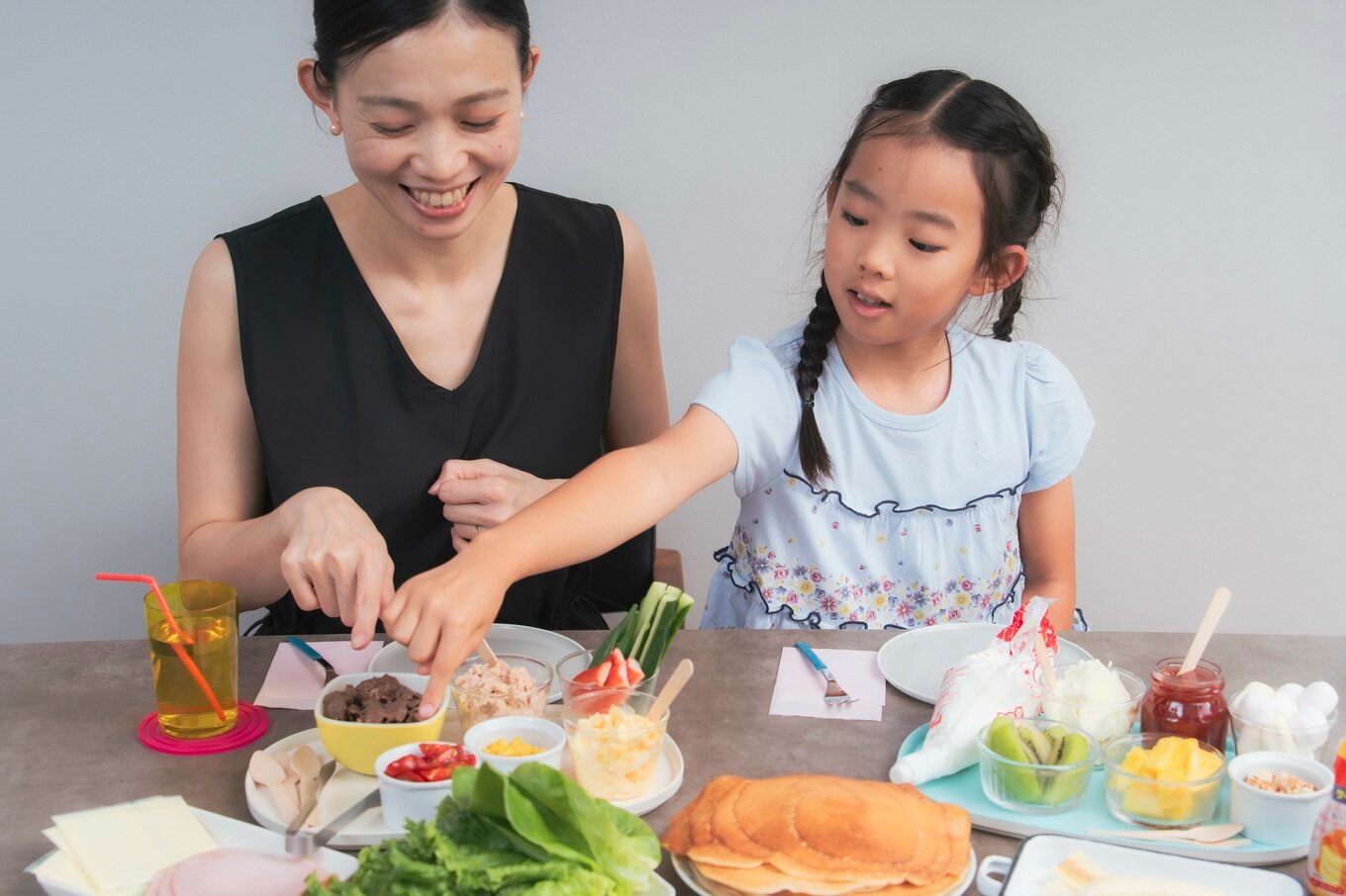 夏休みはホケミで乗りきる！ 2.3cmの幸せ食感ホットケーキと、くるくるラップサンド | ESSEonline（エッセ オンライン）