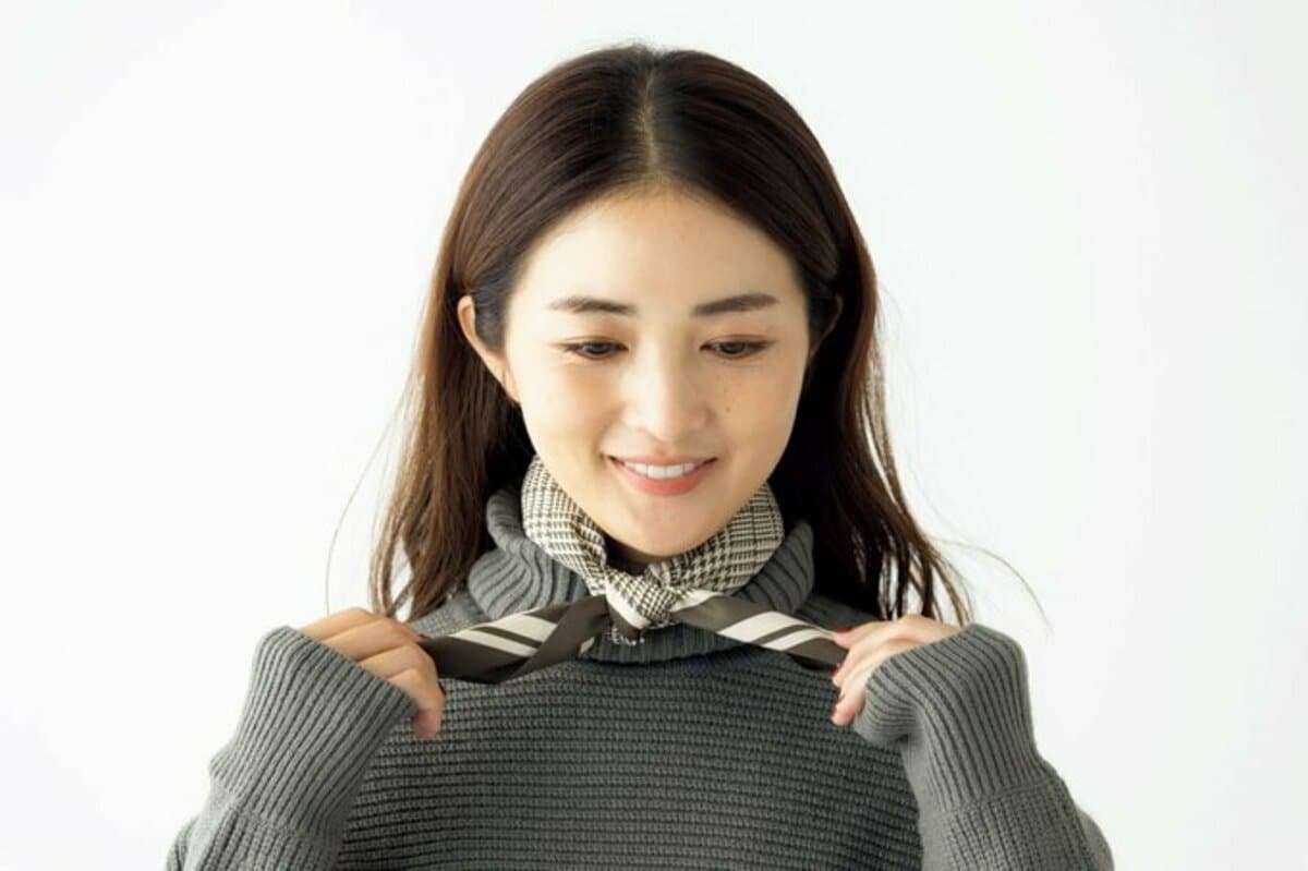 GUの990円スカーフで「チラ見せ」おしゃれ。驚くほど温かく、高コスパ | ESSEonline（エッセ オンライン）